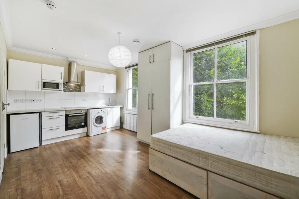 Bamborough Gardens, Shepherds Bush... Studio - £1,550 pcm (£358 pw)
