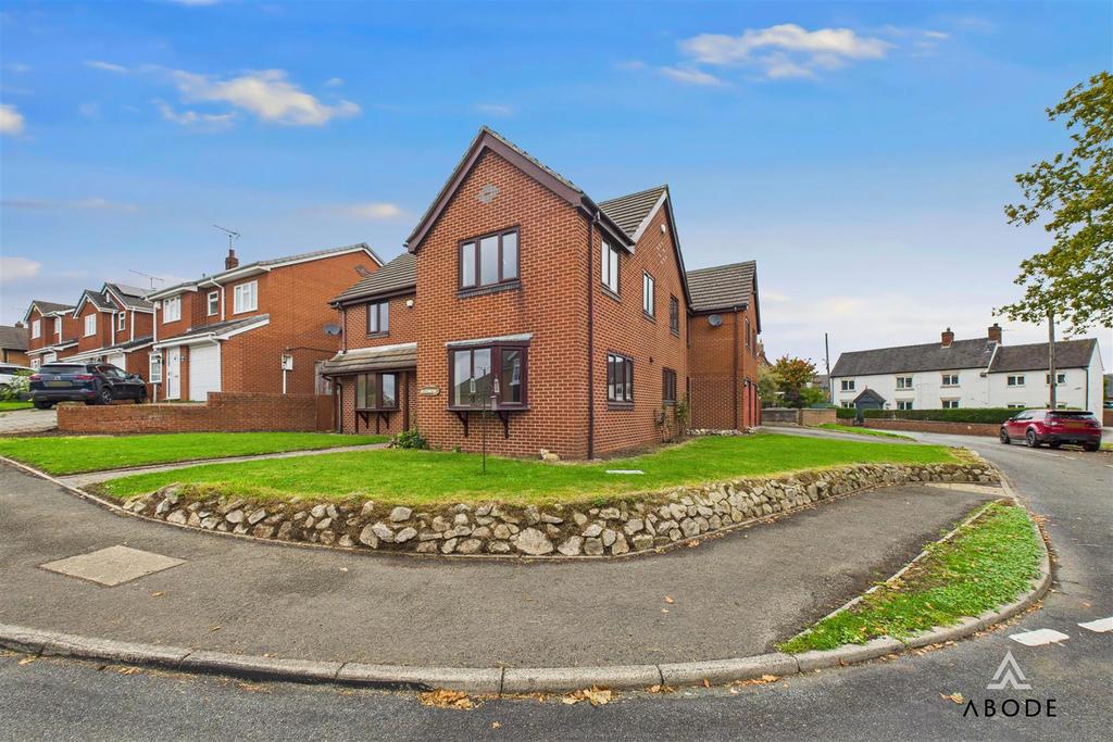 Vicarage Drive, Uttoxeter ST14 5 bed detached house - £1,850 pcm (£427 pw)