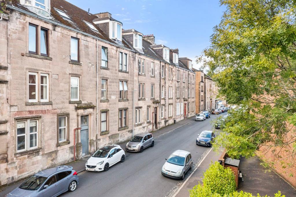 Holmscroft Street, Greenock PA15 2 bed flat - £49,995