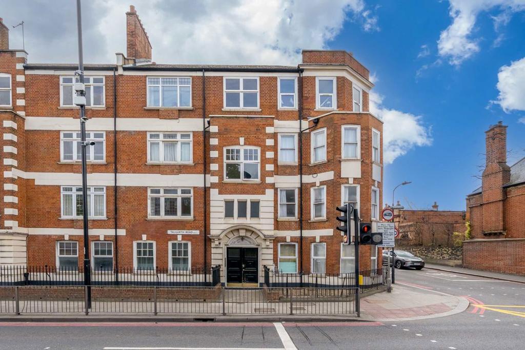 Talgarth Road, London W14 1 bed flat - £1,950 pcm (£450 pw)