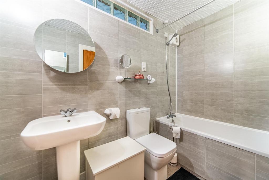 Low Gosforth Court, Melton Park, NE3 2 bed apartment - £200,000