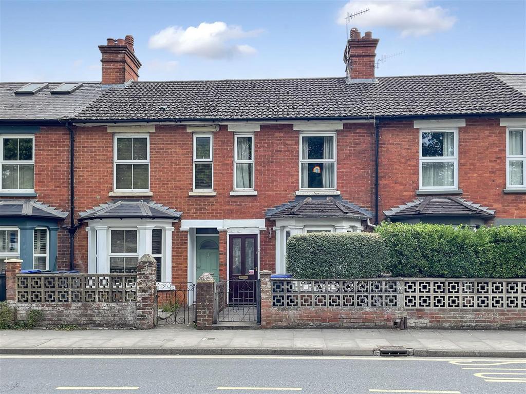 Exeter Street, Salisbury SP1 2 bed terraced house - £1,150 pcm (£265 pw)