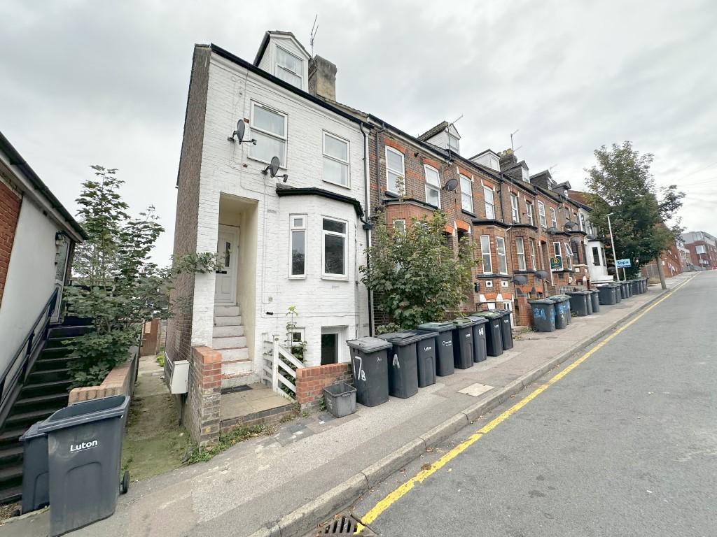 Grove Road, Luton, LU1 1QJ 2 bed maisonette - £1,000 pcm (£231 pw)