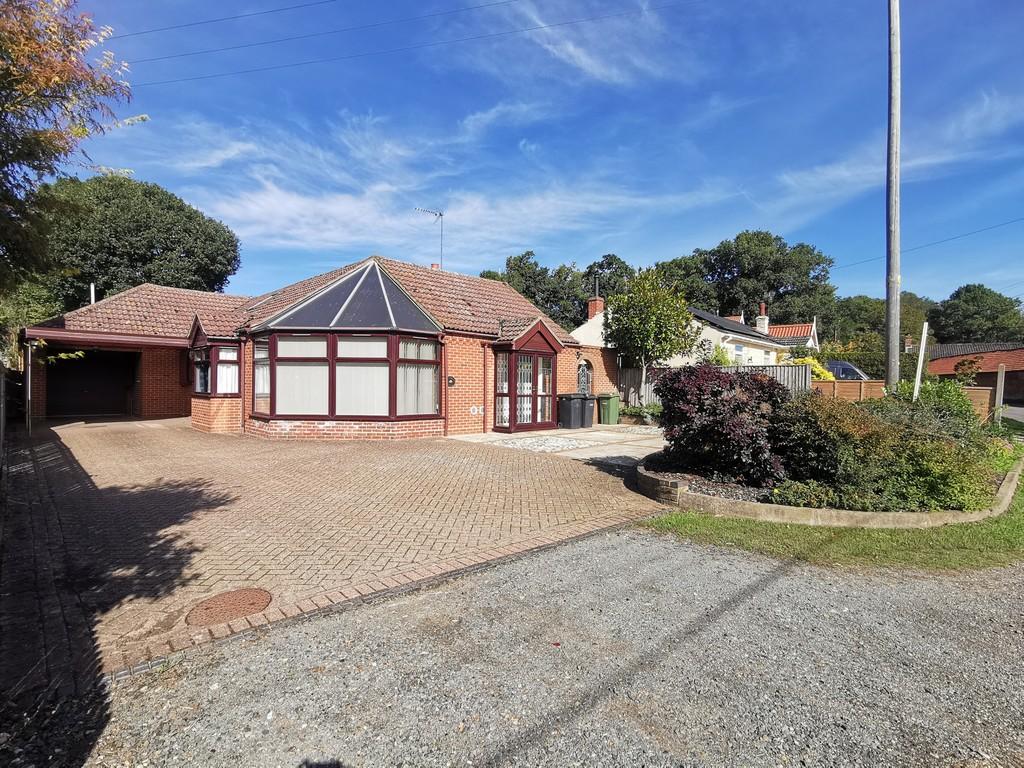 The Street, Geldeston 3 bed detached bungalow for sale - £435,000
