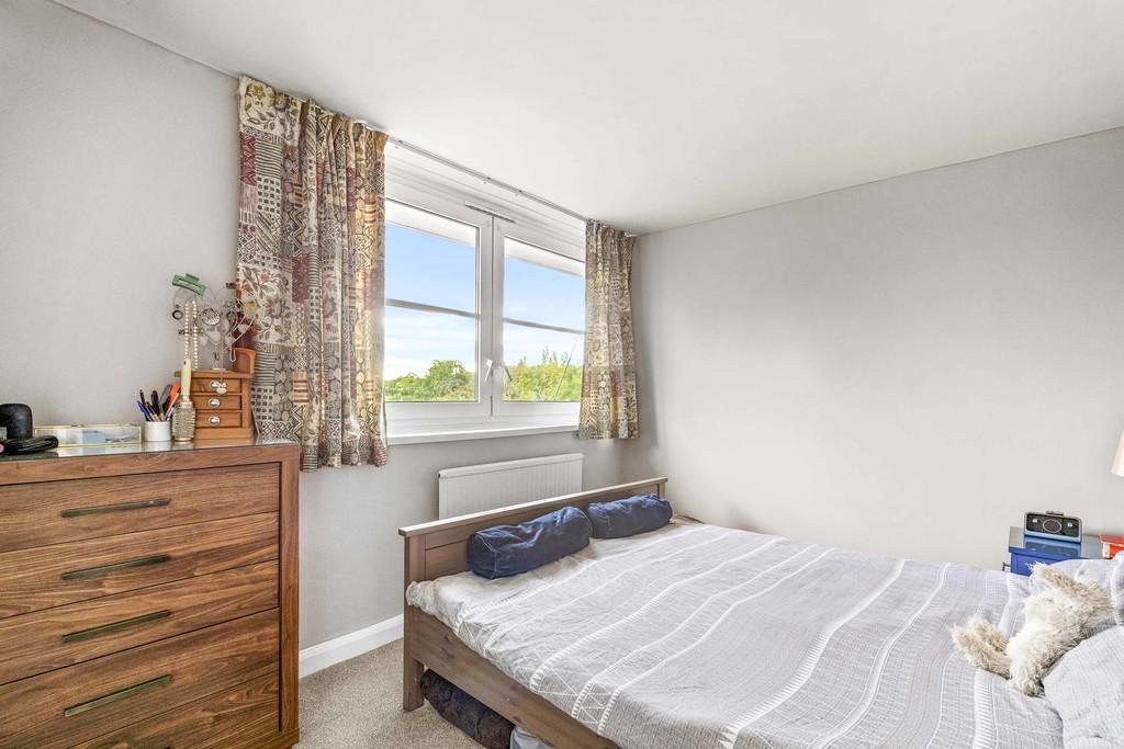 Chiltern Heights, White Lion Road 2 bed flat for sale - £265,000