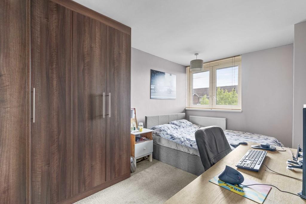Chiltern Heights, White Lion Road 2 bed flat for sale - £265,000