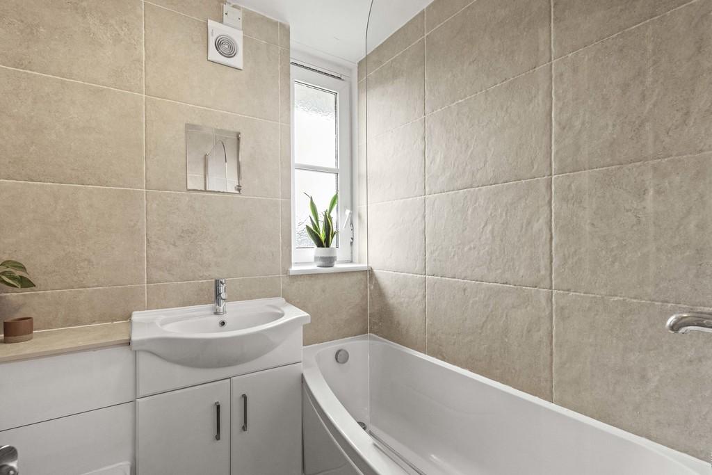 Chiltern Heights, White Lion Road 2 bed flat for sale - £265,000