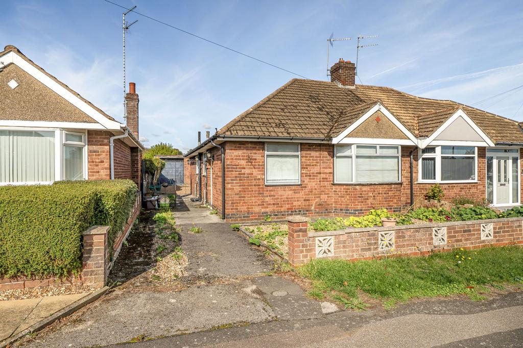 Southfield Road, Northampton NN5 3 bed semi-detached bungalow - £220,000