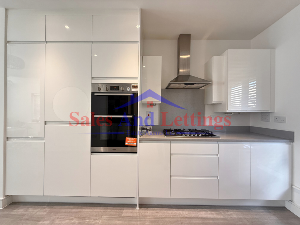 Chace Village Road, Enfield EN2 4 bed semi-detached house - £2,800 pcm ...
