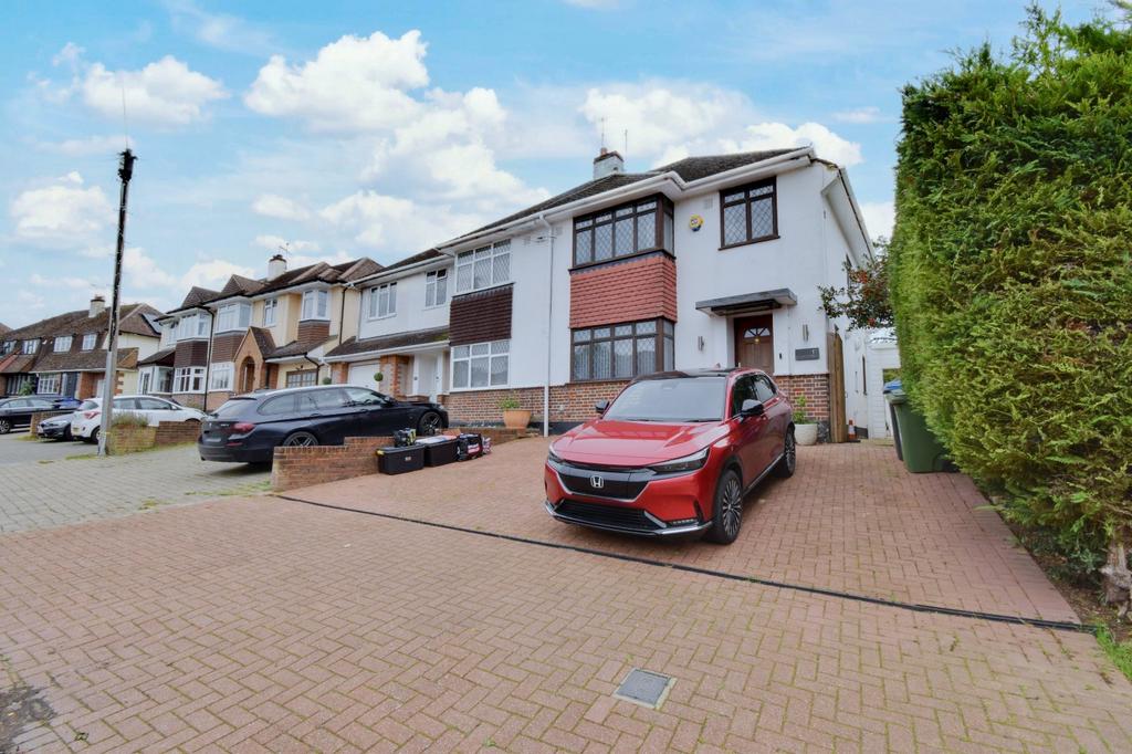 Mountfield Road, Hertfordshire HP2 3 bed semi-detached house to rent ...