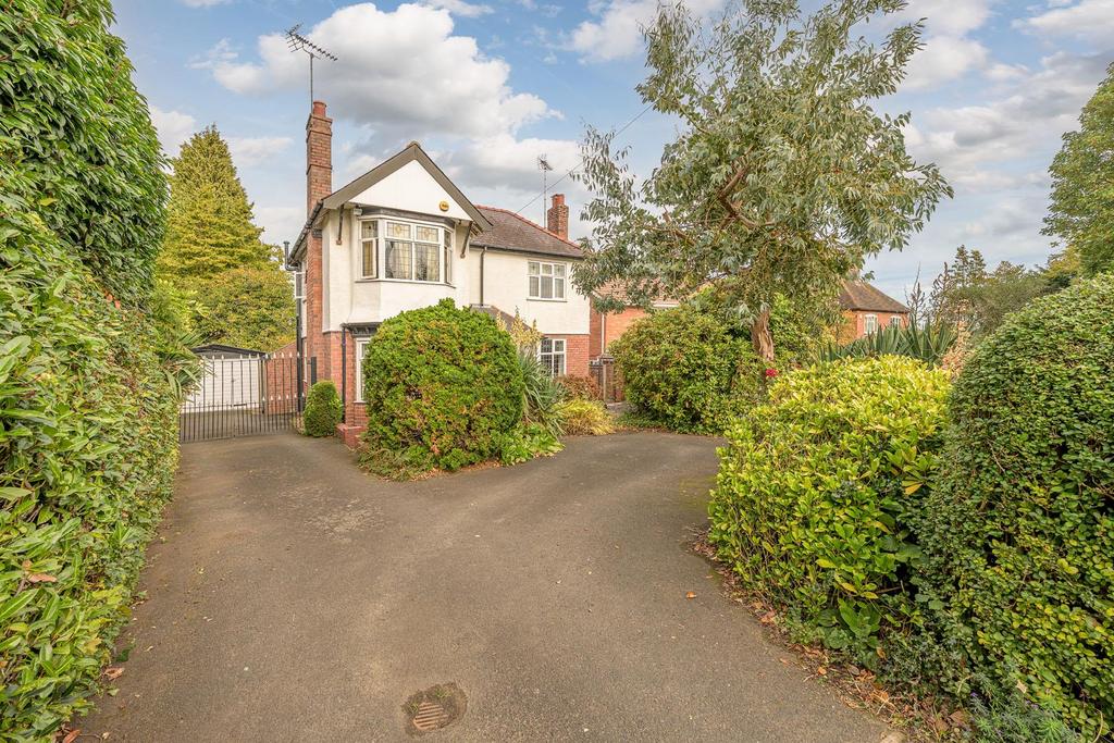 Greyhound Lane, Norton, DY8 3AG 3 bed detached house - £525,000