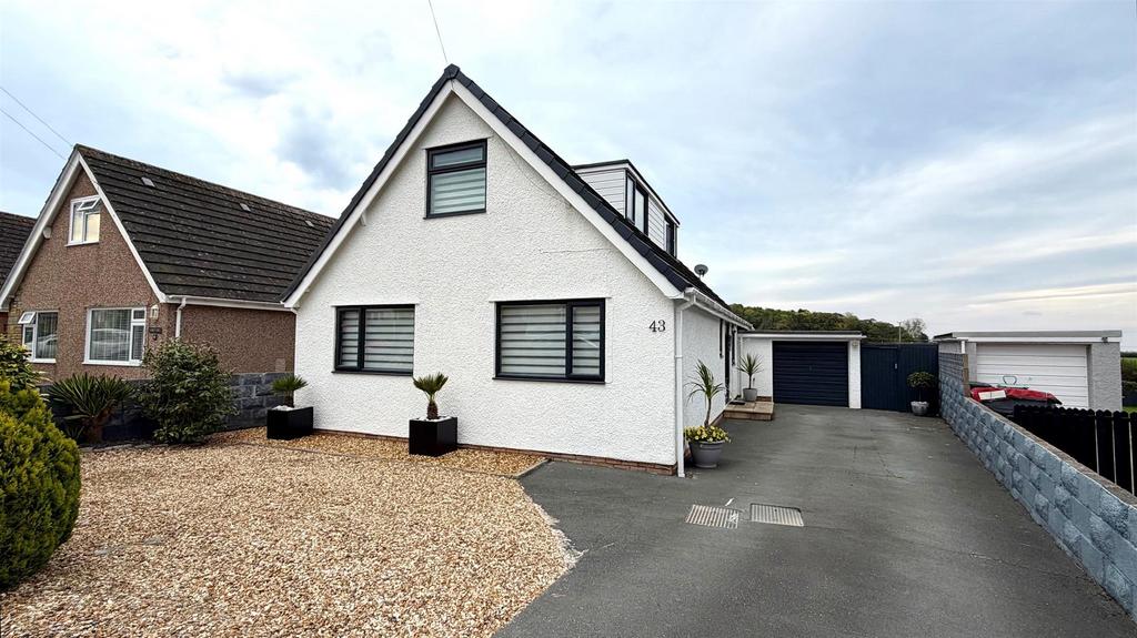 Hill View Road, Llanrhos, Llandudno 4 bed detached bungalow - £427,000
