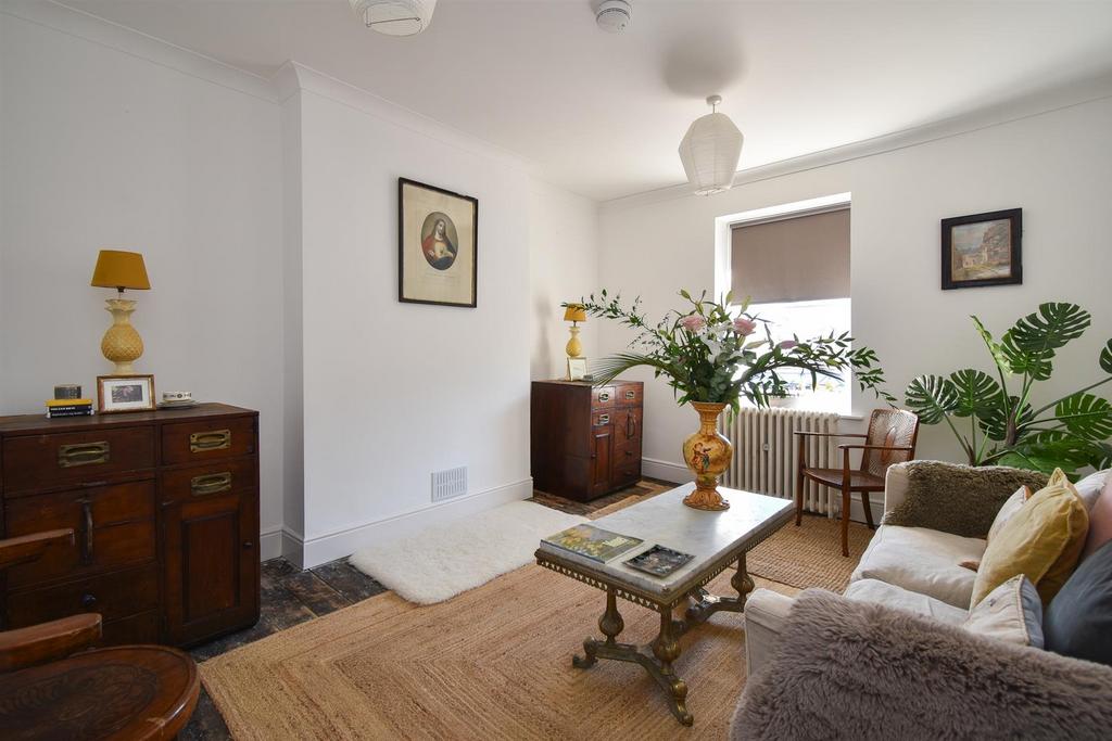 Devonshire Square, Bexhill-On-Sea 2 bed flat - £190,000