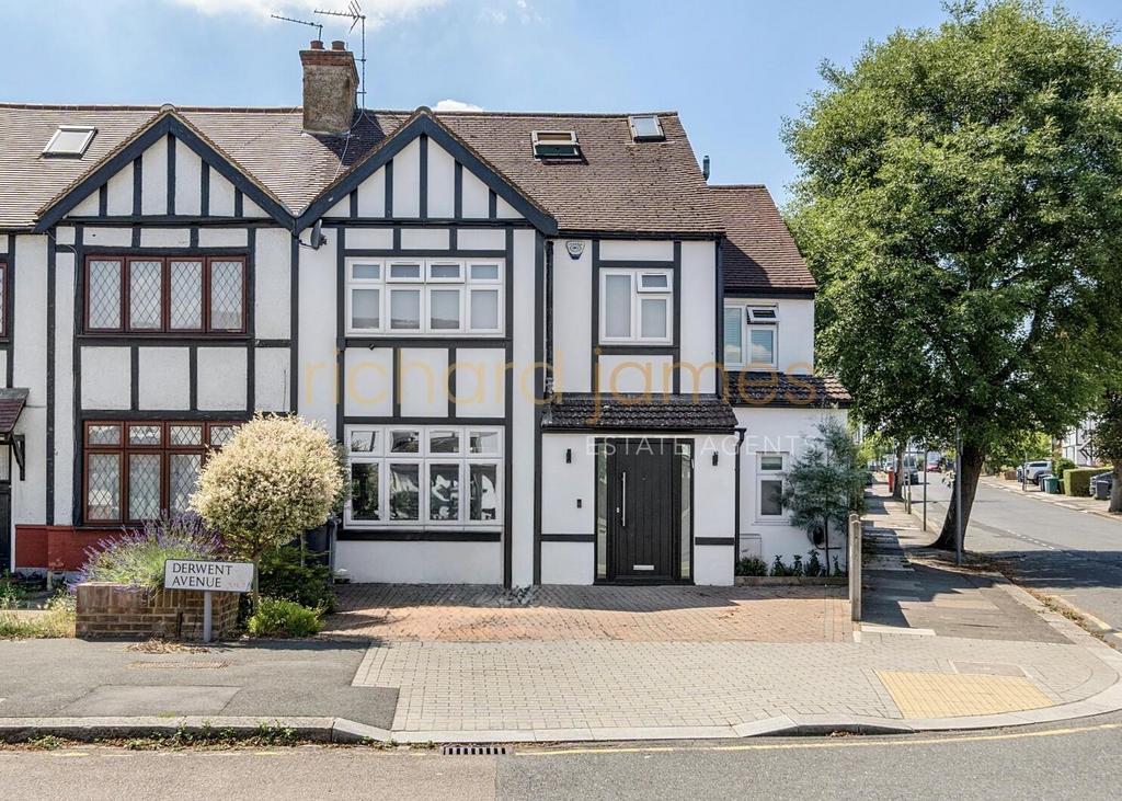 Derwent Avenue, London, NW7 5 bed house - £1,000,000