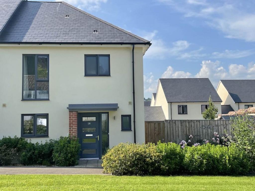 Cobley Court, Exeter EX4 3 bed semi-detached house - £1,500 pcm (£346 pw)