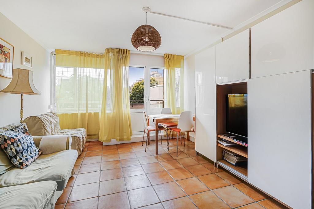 Lenthall House, Churchill Gardens... 2 bed flat - £2,250 pcm (£519 pw)