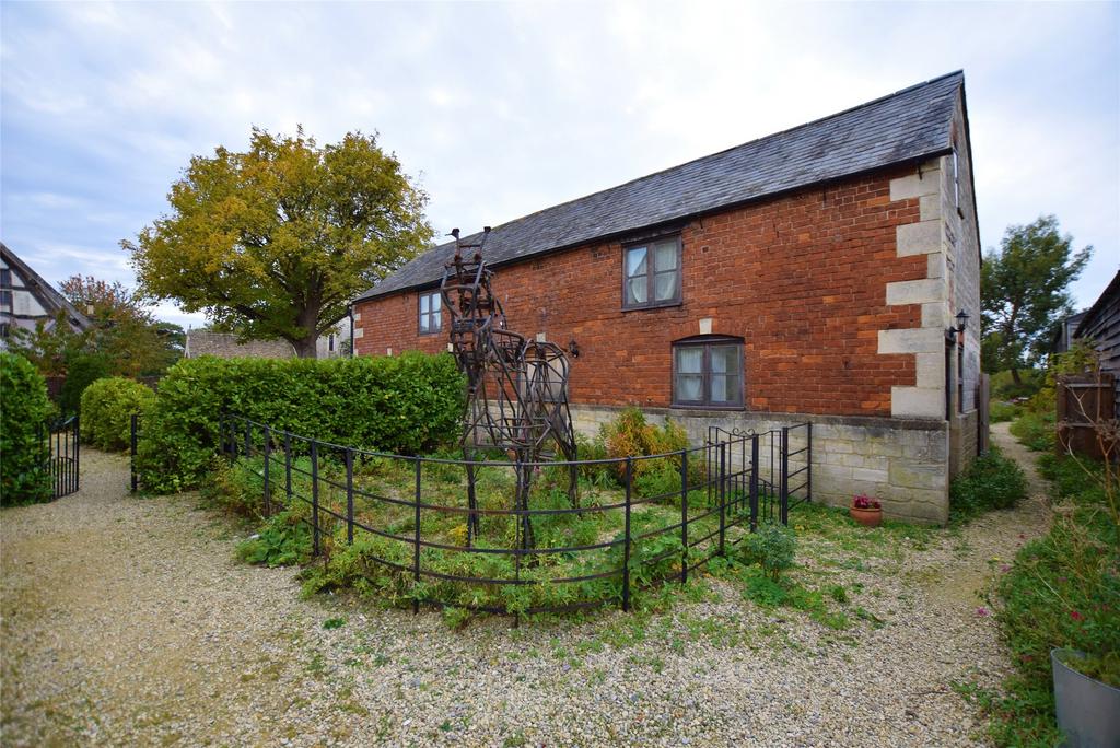 Brockworth Court, Brockworth GL3 2 bed semi-detached house to rent - £1,200 pcm (£277 pw)
