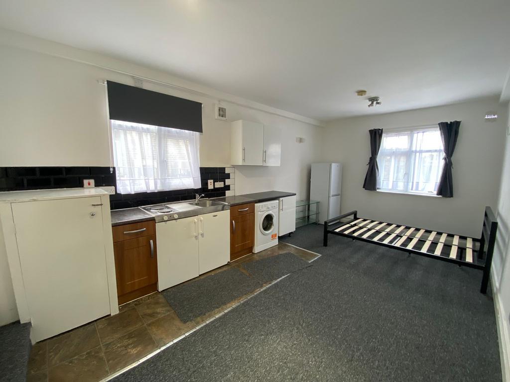 Cranbrook Road Ilford IG1 4TD Studio - £1,150 pcm (£265 pw)