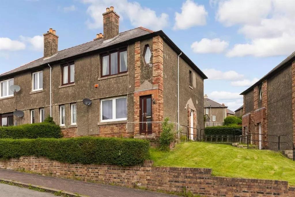 8 Beatty Place, Dunfermline, KY12 0BE 2 bed flat - £99,950