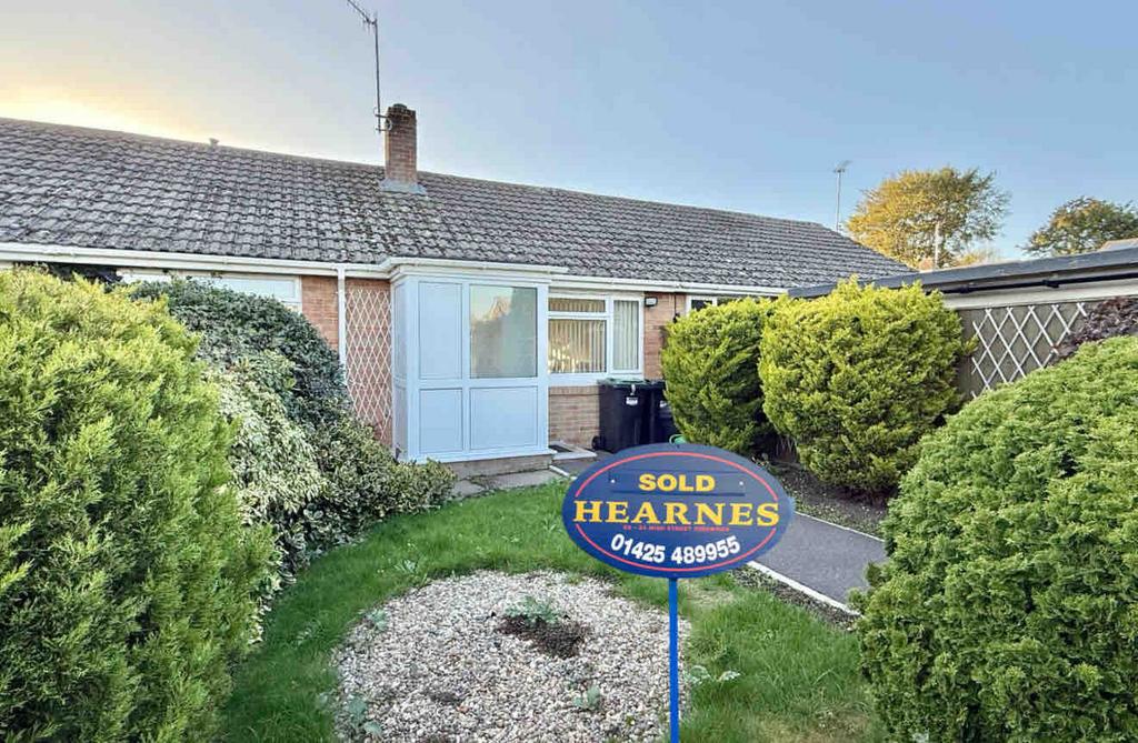 Hightown, Ringwood, BH24 3EQ 2 bed bungalow - £300,000