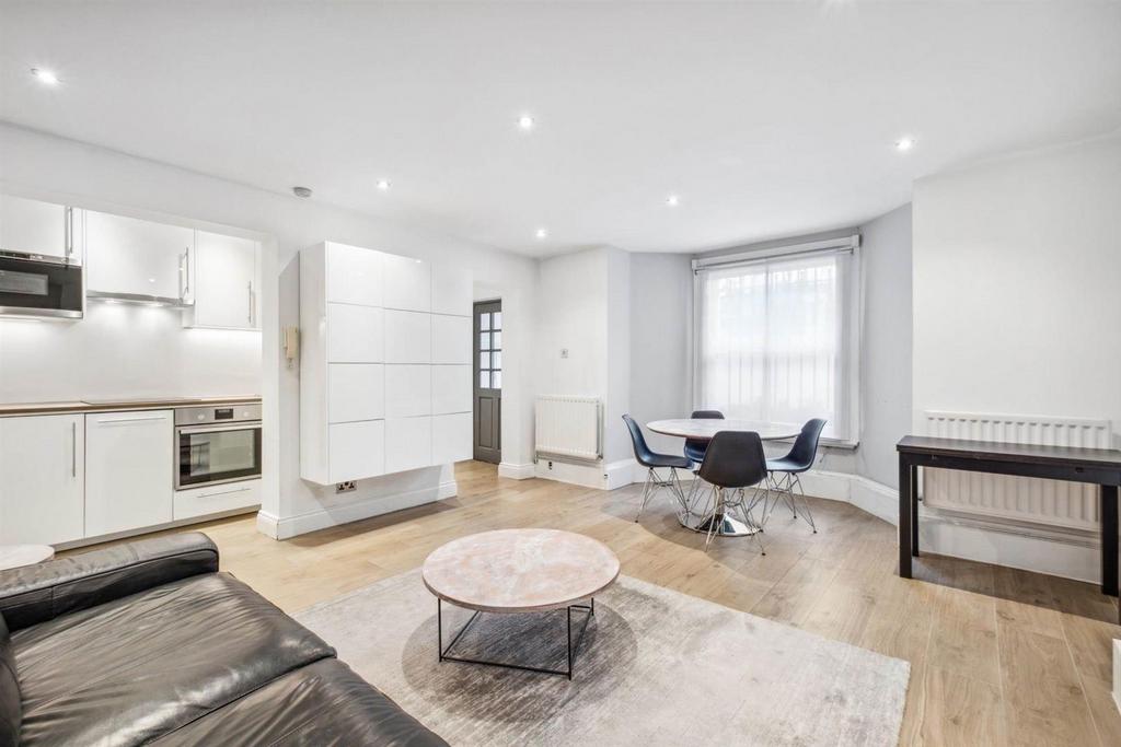 Kings Road, London SW10 2 bed flat - £2,750 pcm (£635 pw)