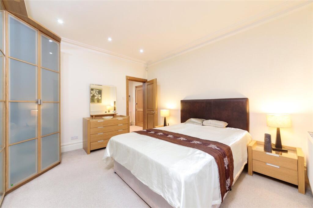 Leonard Court, London, W8 3 bed apartment - £3,748 pcm (£865 pw)
