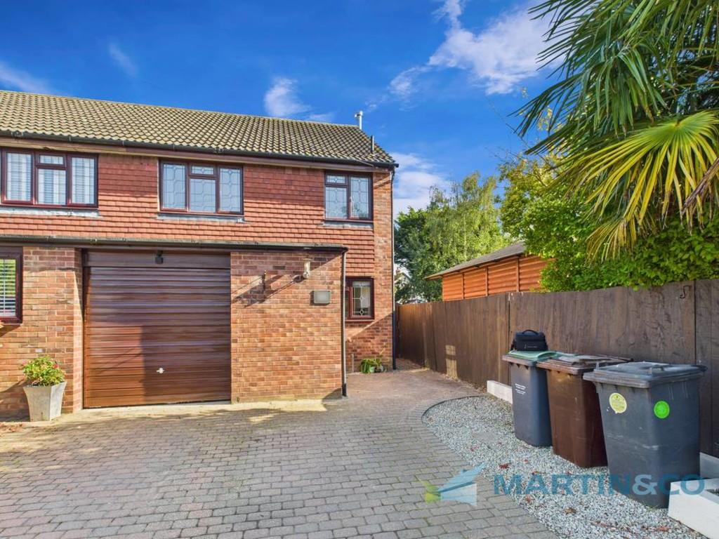 Hawden Close, Tonbridge TN11 3 bed semi-detached house - £2,100 pcm (£ ...