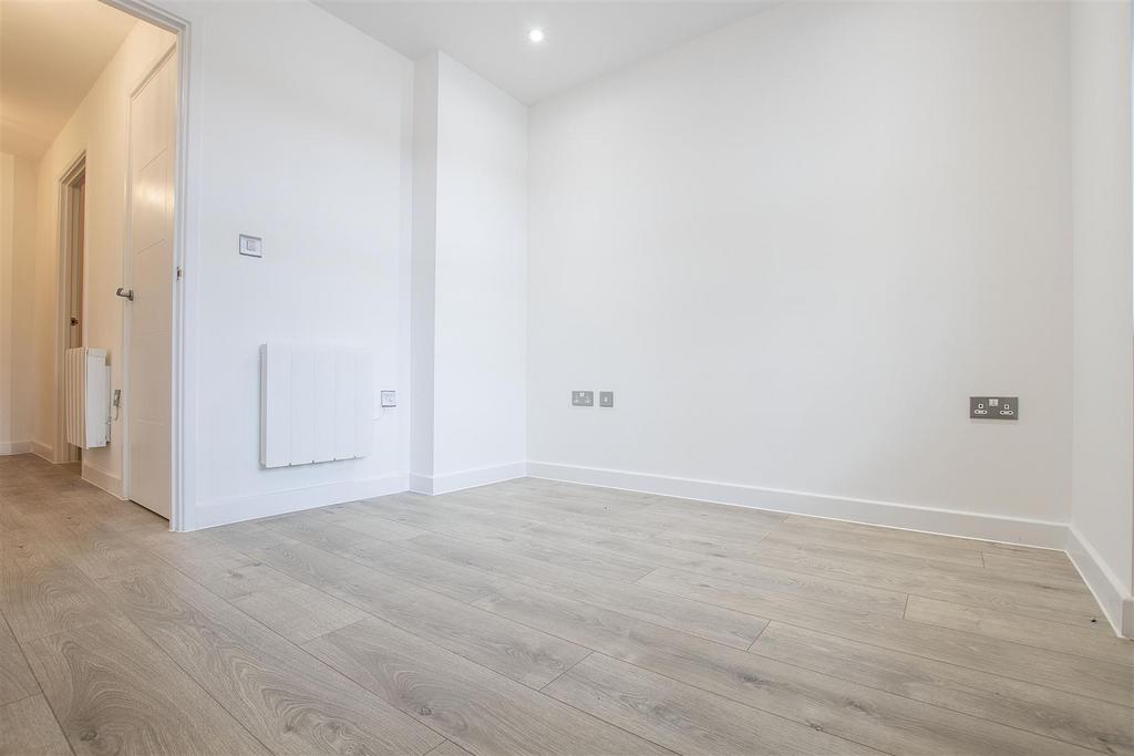 Edinburgh Gate, Harlow CM20 2 bed flat - £1,350 pcm (£312 pw)