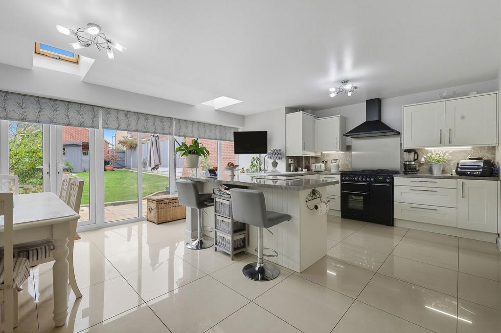 College Lane, Basildon SS15 5 bed semi-detached house - £550,000