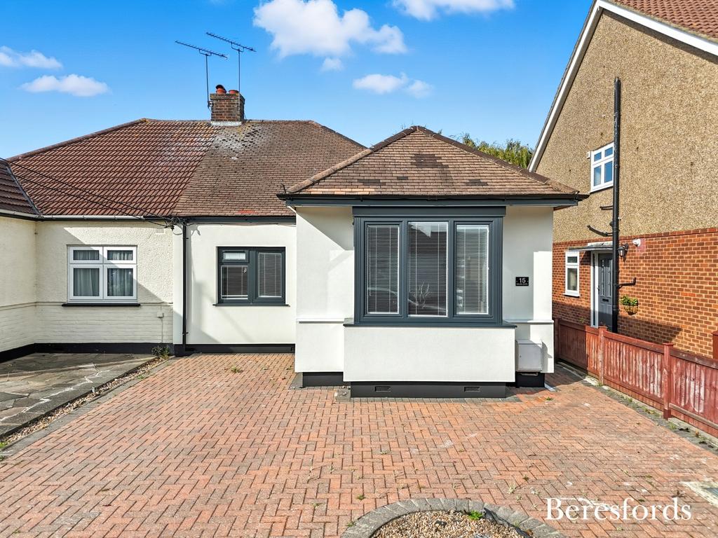 Laburnham Gardens, Upminster, RM14 2 bed bungalow - £500,000