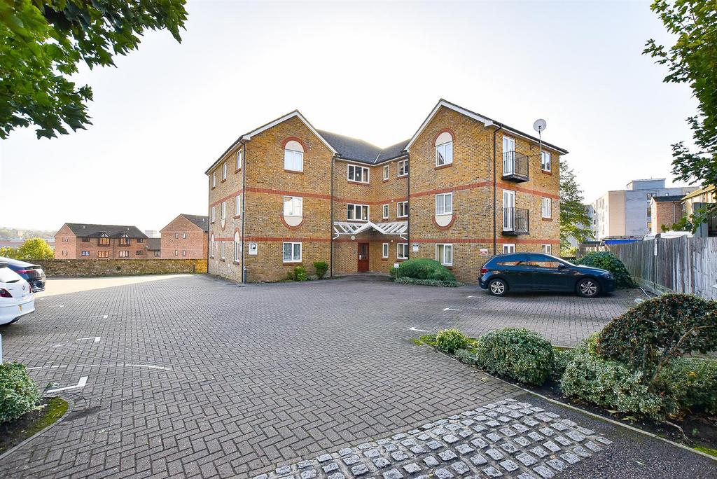 Kentish Court, London Road, Maidstone 2 bed flat - £175,000