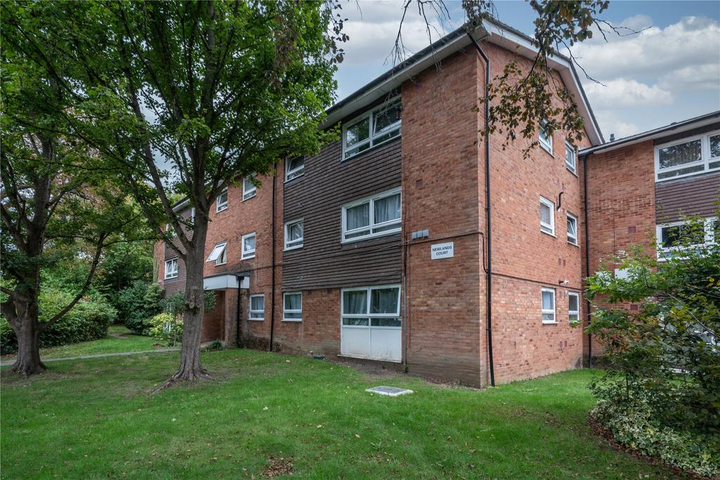 Addlestone Park, Surrey KT15 2 bed flat for sale - £230,000