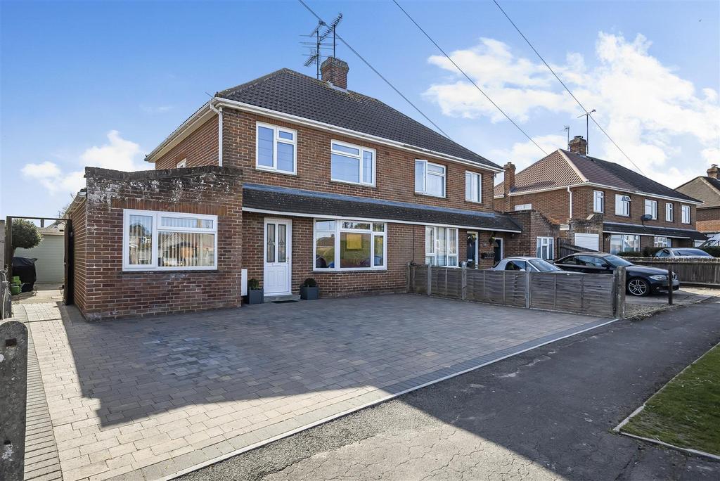 Longcroft Road, Devizes 4 bed semi-detached house - £395,000