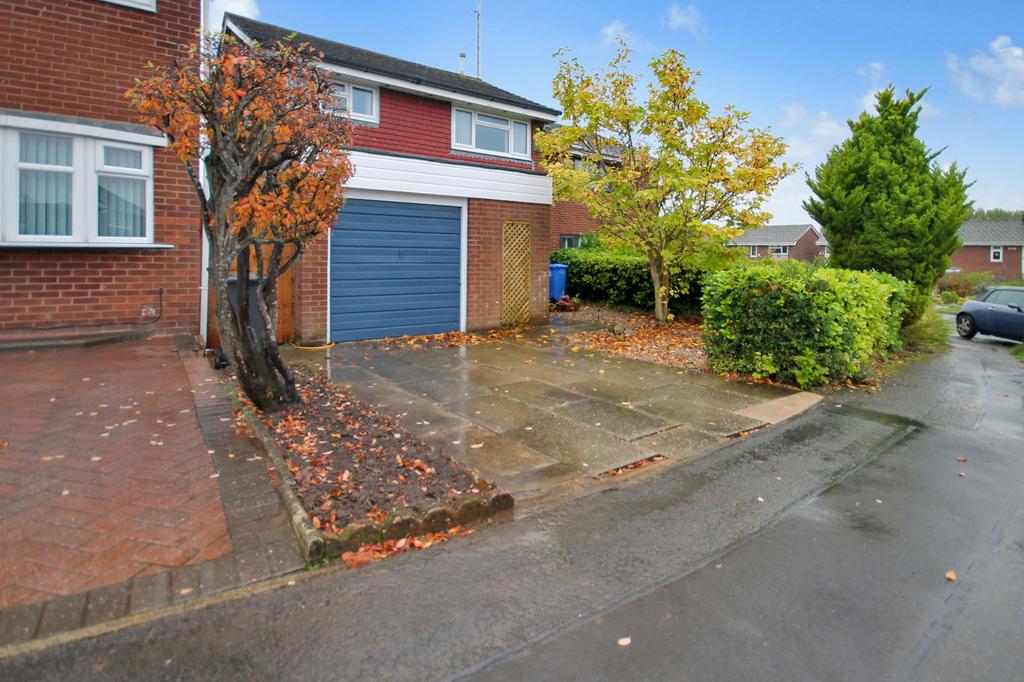 Martindale Grove, Beechwood, Runcorn... 3 bed detached house - £1,300 ...