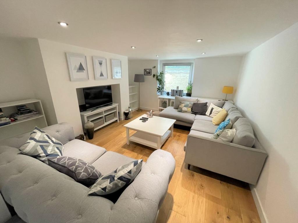 Prestbury Road, Cheltenham GL52 2 bed flat - £995 pcm (£230 pw)