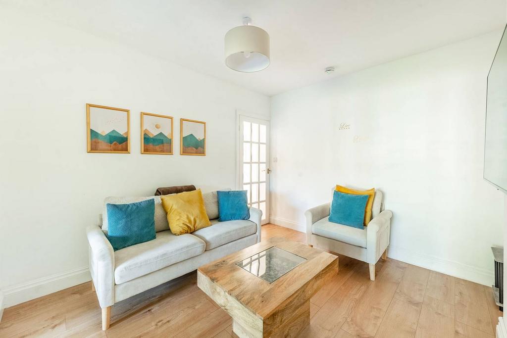 Stuart Avenue, Harrow, HA2 4 bed terraced house - £3,200 pcm (£738 pw)