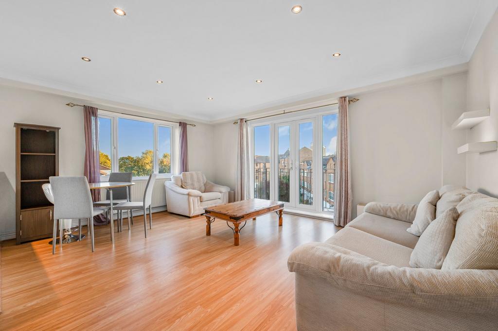 Quayside Court, Abbotshade Road... 2 bed flat - £2,000 pcm (£462 pw)