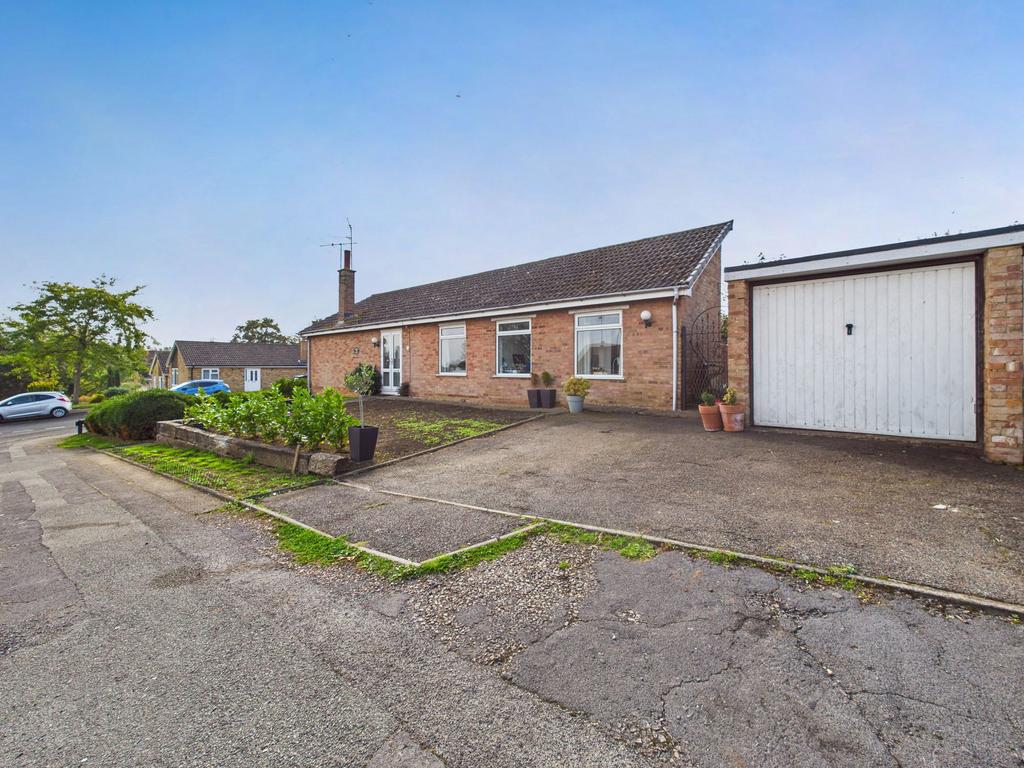 Simons Walk, Pattishall, NN12 3 bed detached bungalow - £270,000
