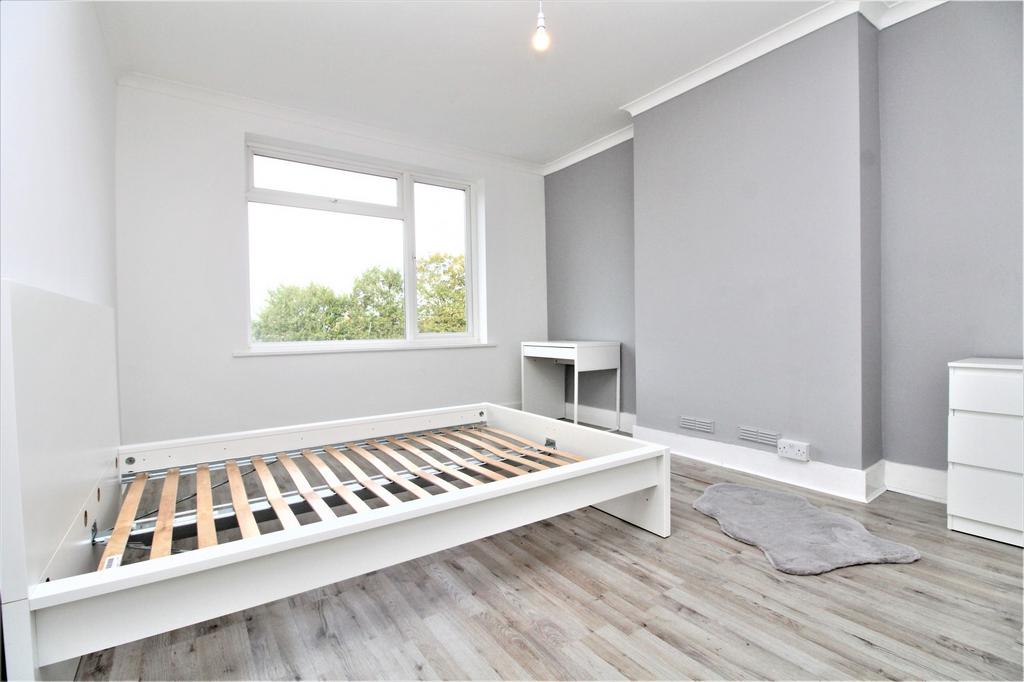 Abbots Way, Beckenham BR3 1 bed in a house share - £1,000 pcm (£231 pw)
