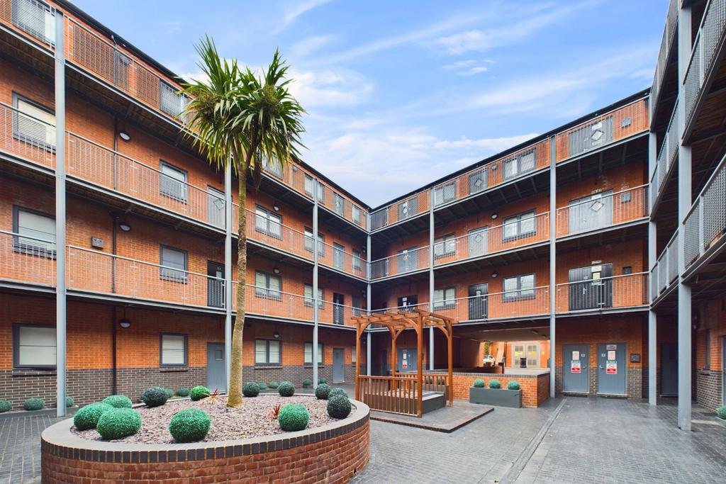 Mint Drive, Hockley 2 bed apartment - £1,200 pcm (£277 pw)