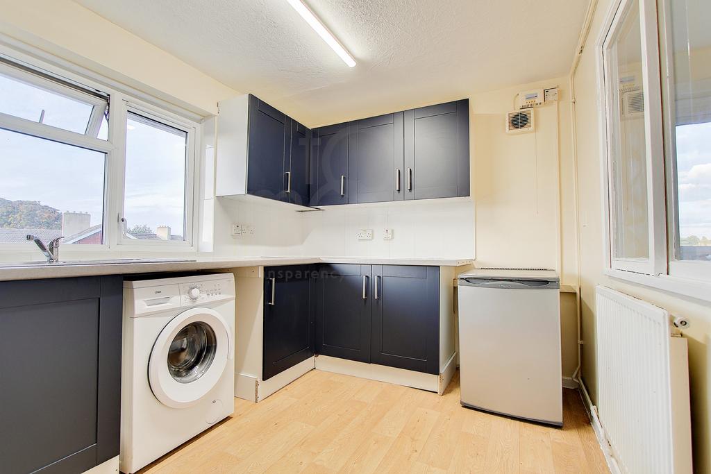 Laurel Crescent, Croydon, CR0 2 bed flat - £1,475 pcm (£340 pw)