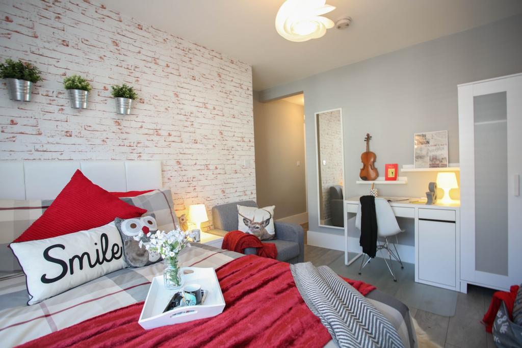 53 Tavistock Street, Luton... Studio - £555 pcm (£128 pw)