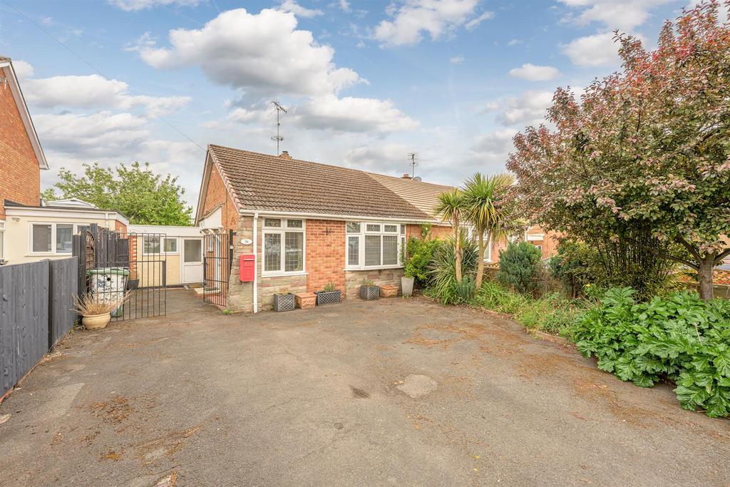 Barnett Lane, Stourbridge, DY8 5PX 2 bed semi-detached bungalow - £270,000
