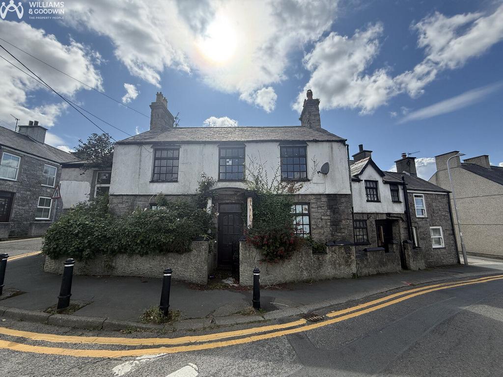 High Street, Brynsiencyn, LL61 4 bed semi-detached house - £65,000