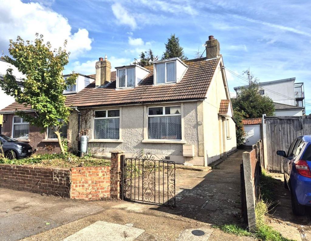 50 South Street, Rainham, RM13 8PJ 4 bed semi-detached house - £220,000
