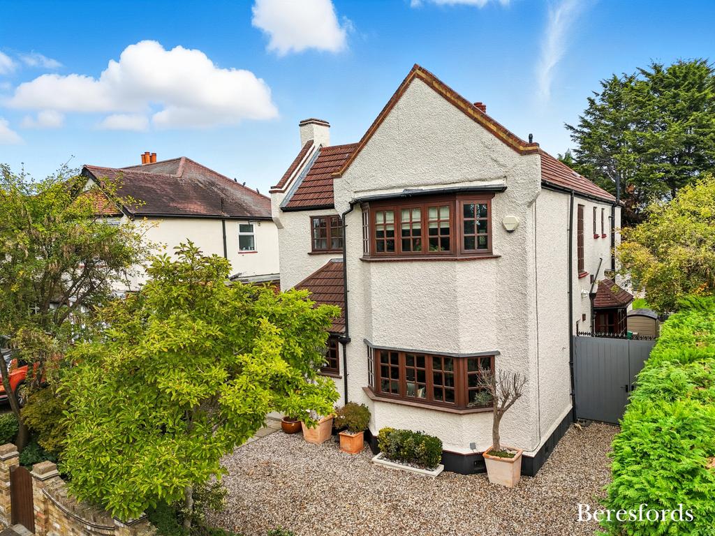 Balgores Lane, Gidea Park, RM2 4 bed detached house - £1,050,000