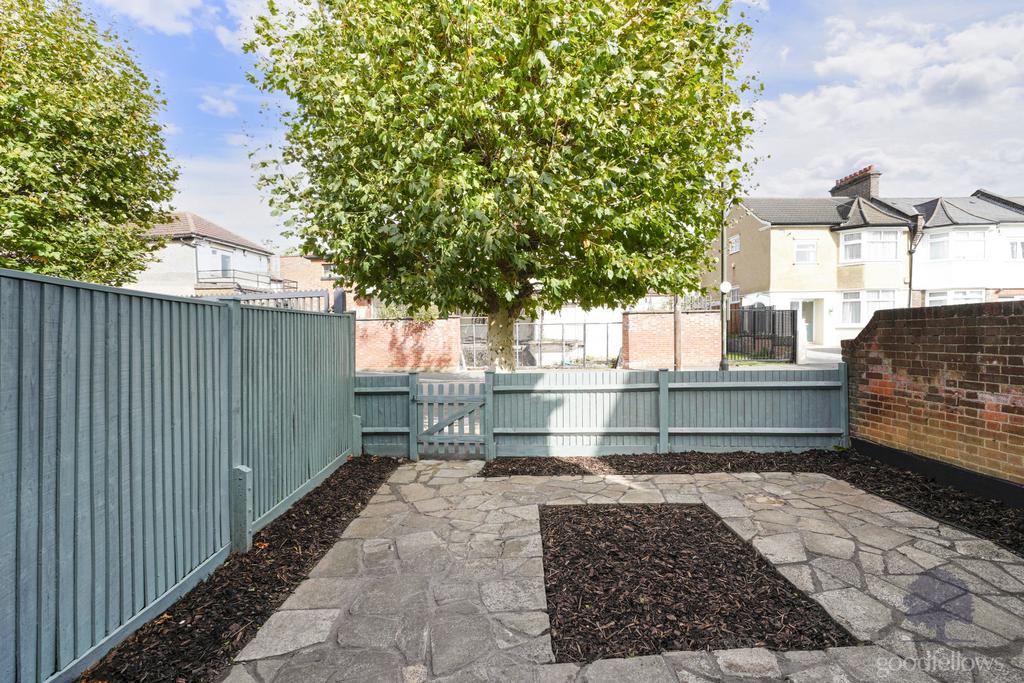 Garden Avenue, Mitcham CR4 3 bed end of terrace house - £2,500 pcm (£ ...