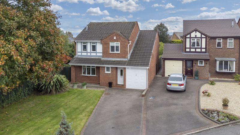 Swanfields, Burntwood, WS7 0BH 4 bed detached house for sale - £475,000