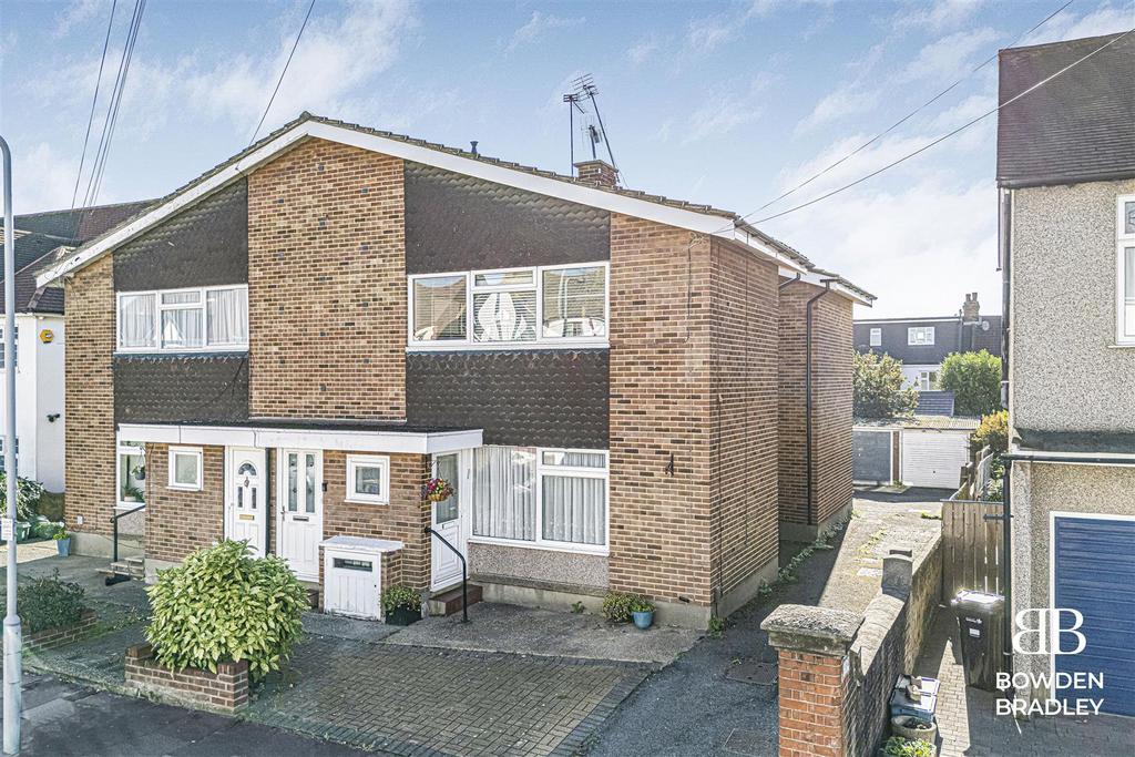 Hamilton Avenue, Barkingside 2 bed maisonette for sale - £325,000