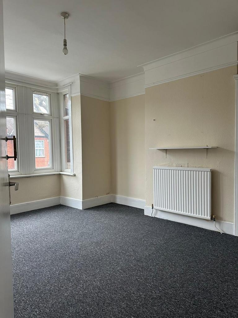 Clements Road, London E6 3 bed terraced house - £2,700 pcm (£623 pw)